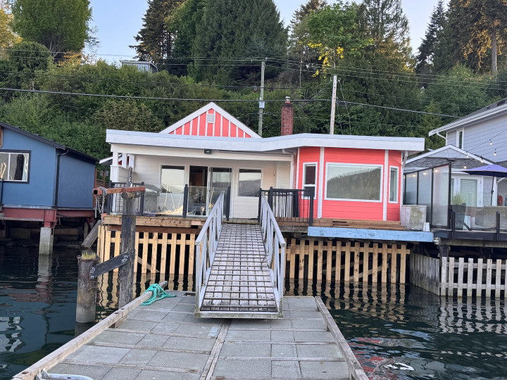 Waterfront Stilt Home With Amazing Views! - Cowichan Bay