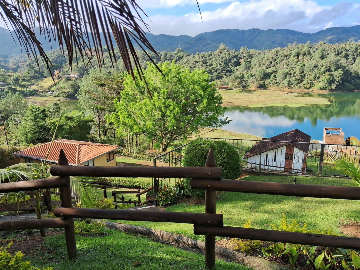 Belle Villa Avec Vue Sur Le Lac. Accès Au Lac Et à Proximité De La Ville - Guatapé