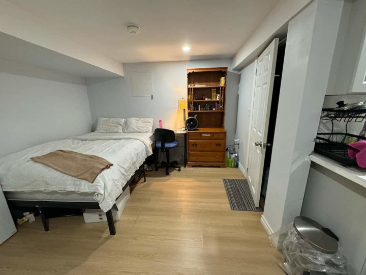 A Bachelor Or Studio Apartment - Peterborough, ON, Canadà