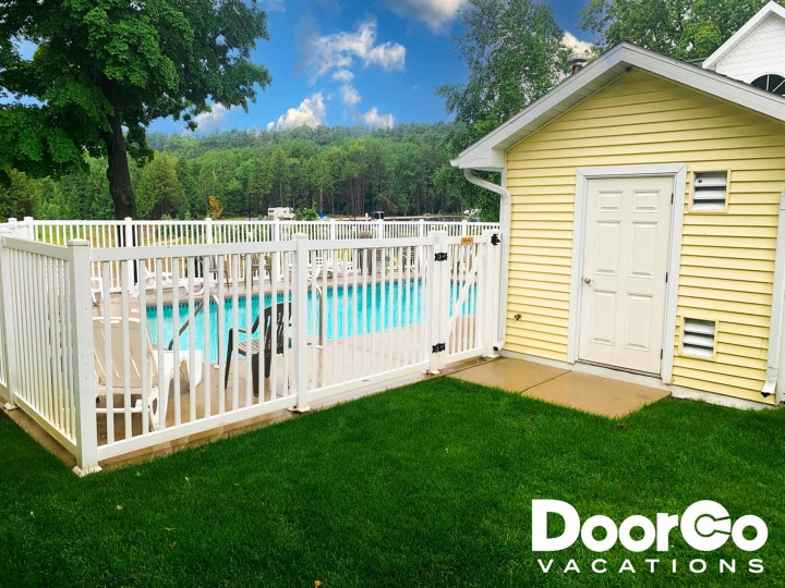 Cozy Cabin! Amazing Location In Fish Creek! Pool! - Peninsula, MI