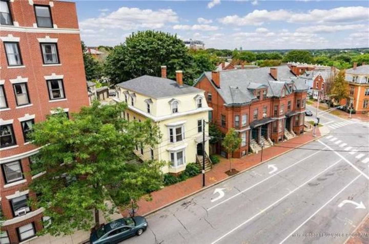 Downtown Portland 8 Beds 2 Baths! 2 Free Parking! - Portland, ME