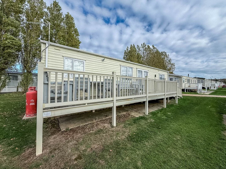 Caravan With Decking At Manor Park Ref 23091t - Heacham