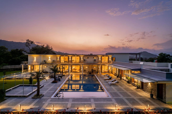 Stayvista At Middle Earth | 8bhk Pool & Theatre - Karjat