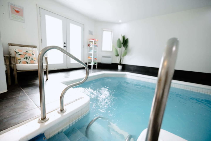 Piscine Intérieure Chauffée & Foyer | Mirabel - Mirabel