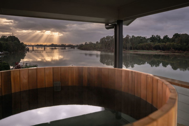 Riverfront Retreat With Cedar Hot Tub & Sauna - Taree
