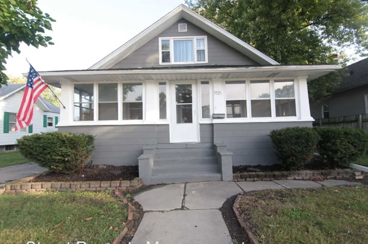Charming 1920s, Pet Friendly Home! - Davenport, IA