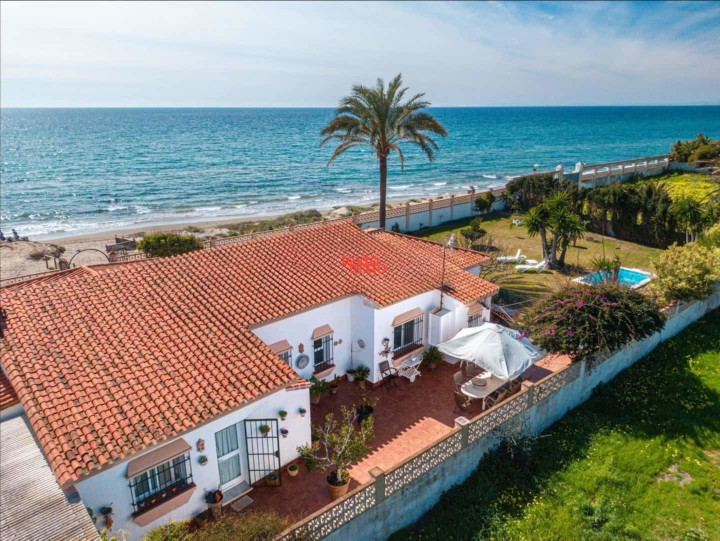 Exclusive Villa, Right On The Beach - Marbella