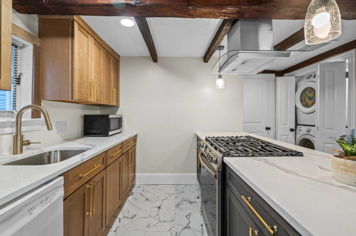 Newly Renovated Two Bedroom -Close To Sites/train - Salem, MA