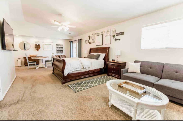 Huge Private Guest Suite W/ Jet Tub In Great Neighborhood Near Attractions - アメリカ フレズノ, CA