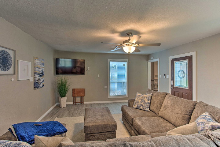 Spacious East St Retreat | Walk To At&t Stadium - Arlington, TX