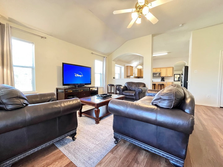 4 Bdr 2 Living Rooms Spacious Retreat | King Suite - Baytown, TX