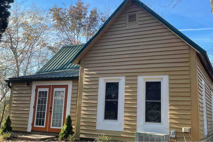The Farmhouse At Black Jack Vineyard - Carbondale, IL