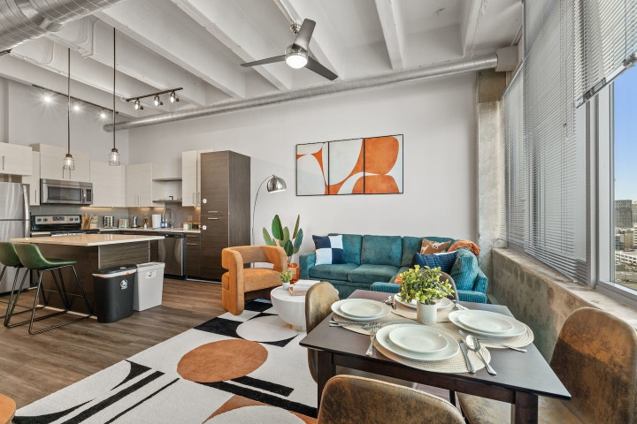 Sleek Downtown High-rise | King Bed, Pool + Gym - Atlanta, GA