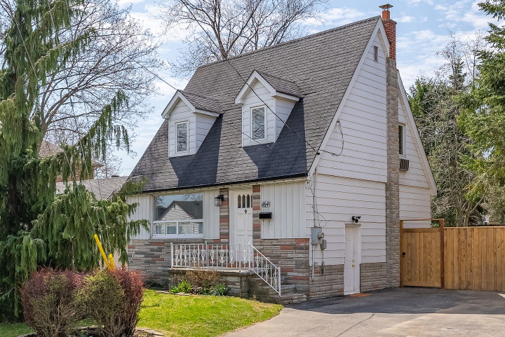 Newly Renovated Close To Lake! - Mississauga