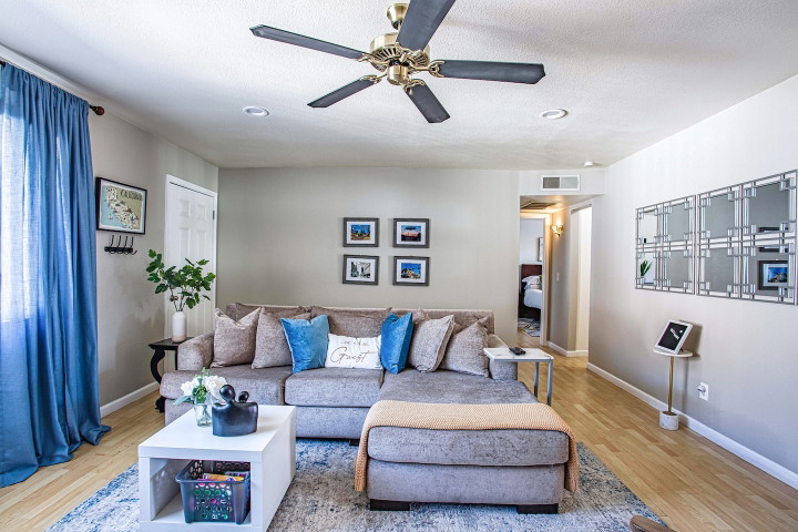 Lovely 2-bedroom Rental Unit With Indoor Fireplace - アメリカ フレズノ, CA