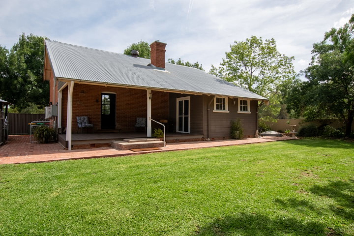 Wongajong Schoolhouse, Charming 1882 Country Stay - Forbes