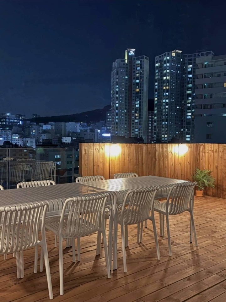 [702호]무료주차1대,광안리해변3분,시티뷰테라스,무료바베큐,짐보관가능,침대5개,침실3개 - Busan