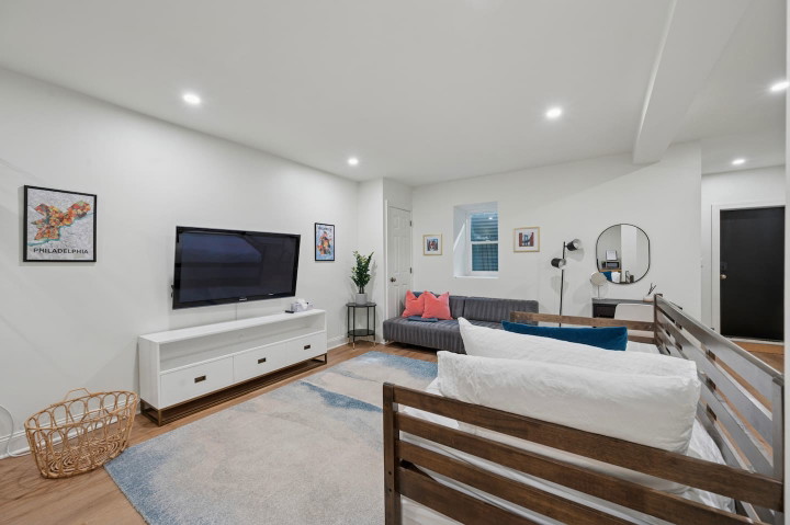 Spacious Modern Studio Suite W/ Private Entrance! - Chestnut Hill, PA