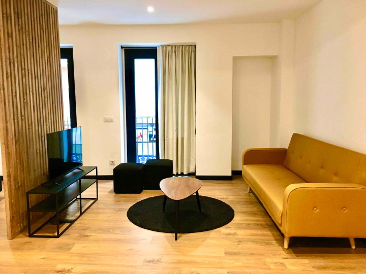 A Designer Loft With A Balcony (Upper House) - Pirineos