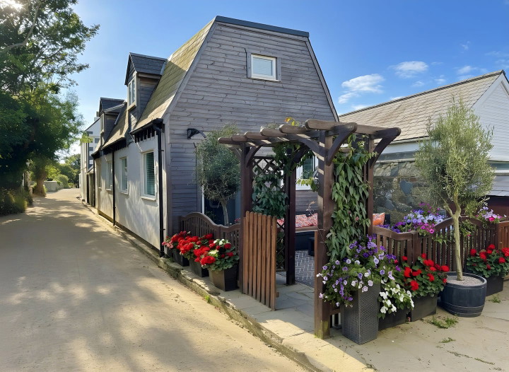 Stylish 3-bed Townhouse On Sarks Vibrant Avenue - Guernsey