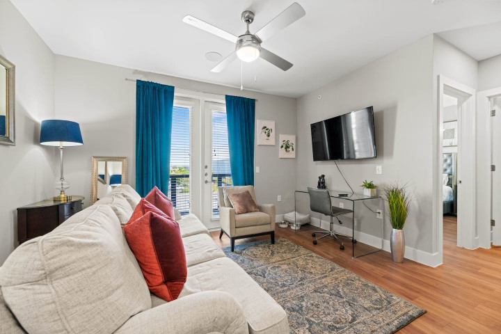 Elegant King Bed Apt W/ Pool + Gym + Free Parking - Fort Worth, TX