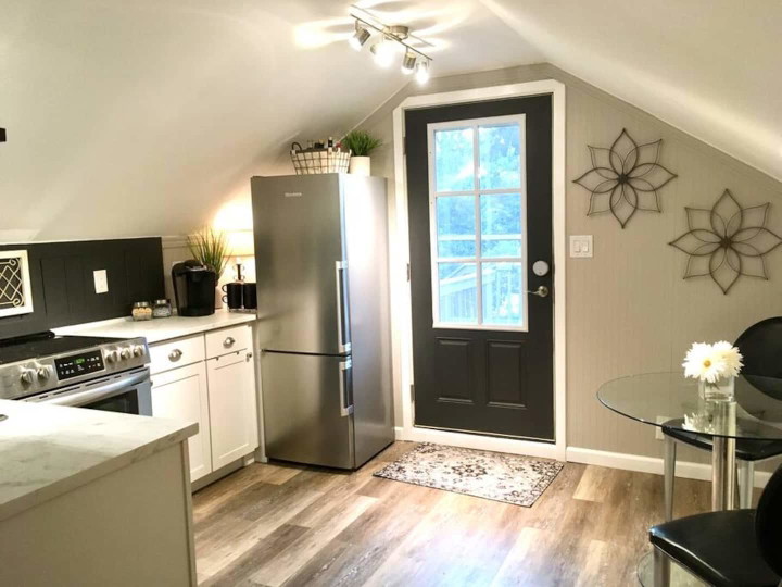 The Cupboard Above The Stairs! Studio Retreat! - Hickory, NC