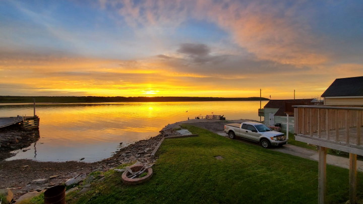 Sunset Waterfront Bachelor Unit With Futon Bed - Cape Breton Island