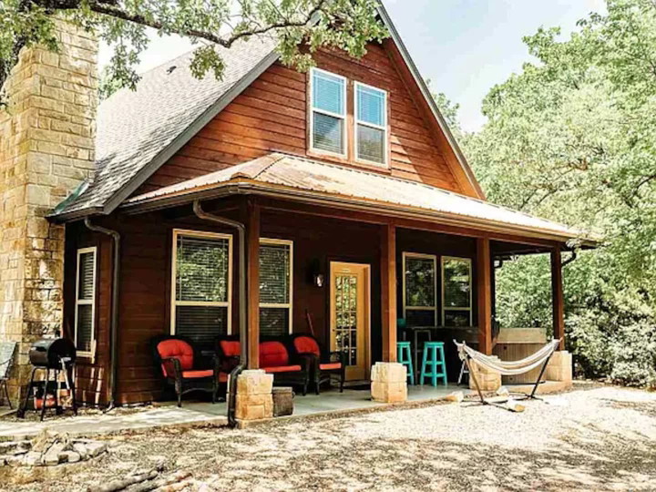 Eagles Nest (Hot Tub) - Medicine Park, OK