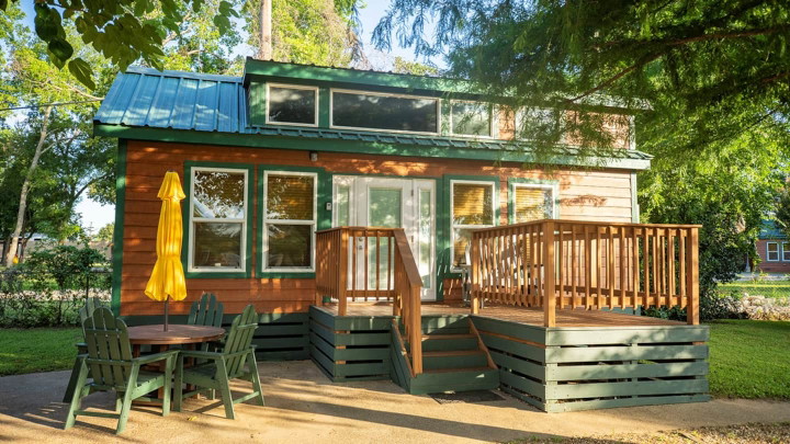 Deluxe Loft Cabin | 2 Rooms | Sleeps 8 - Fort Worth, TX