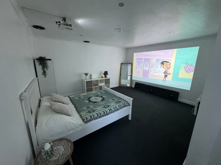 Spacious Private Cinema Room Guest House. - Brentwood