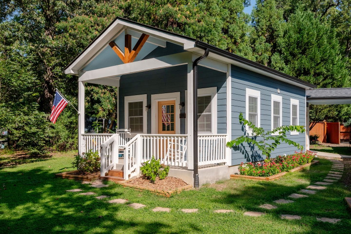 Little Blue Cottage On The Homestead - Cary, NC