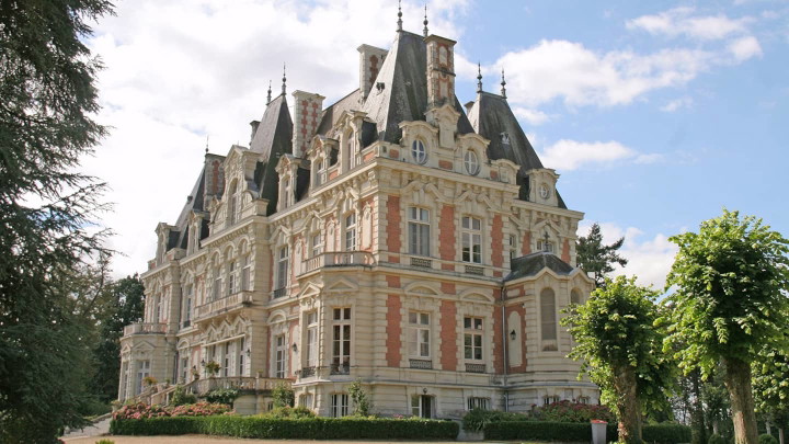 Chateau Louis Xiii  à Louer Dans Son Intégralité - Segré
