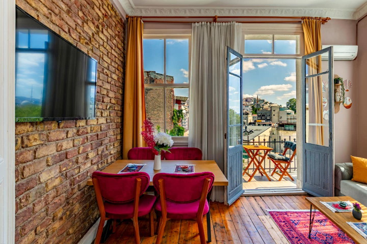 Stylish 2+1 Apartment In A Historical Building In Galata - İstanbul