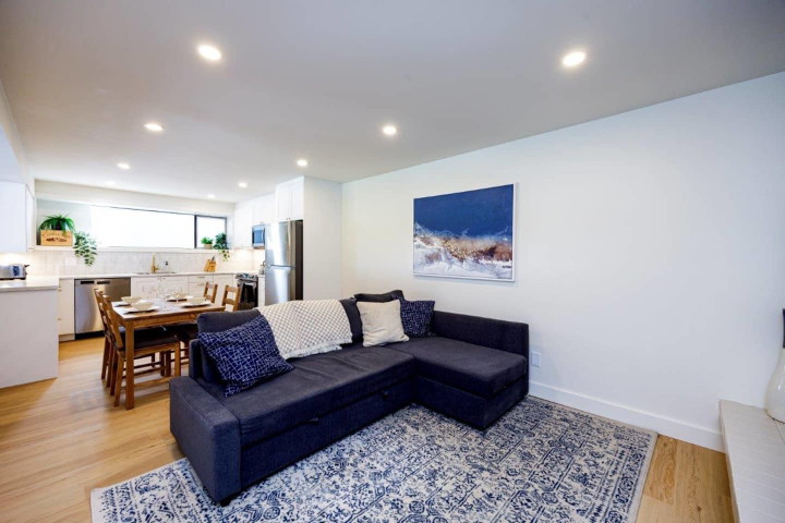 Modern North Vancouver Suite W/ Private Entrance! - North Vancouver