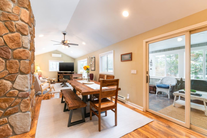 Stone Wall, King Bed, Workspace, Dog Approved! - North Conway, NH