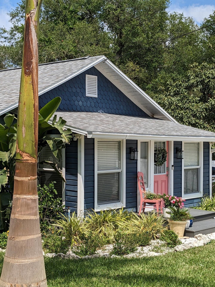 Charming Blue Bungalow With Amazing Yard - Tarpon Springs, FL