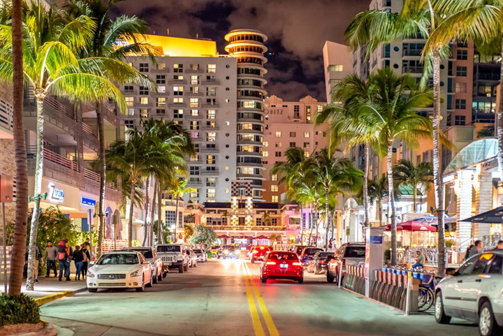 Iconic Carlyle On Ocean Drive, Beachfront, Guest Favorite, Walk Everywhere - Miami Beach, FL