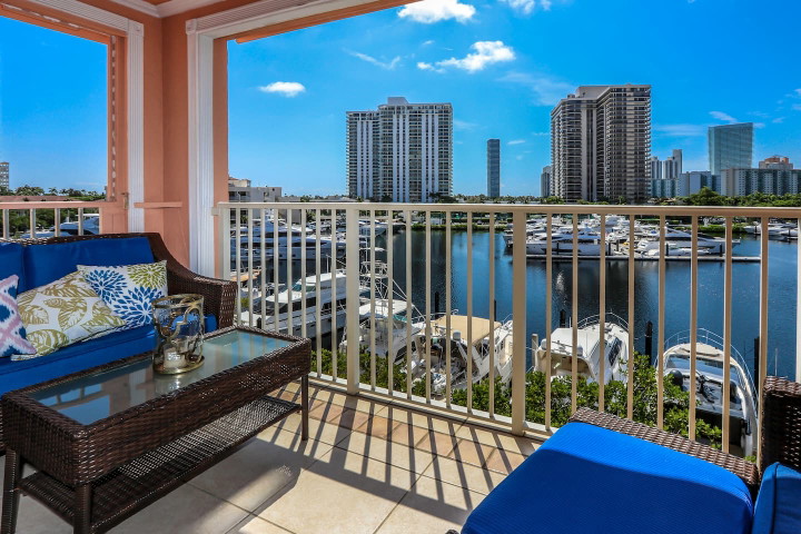 1/1 Intercostal View @ The Yacht Club With Parking - Sunny Isles Beach, FL