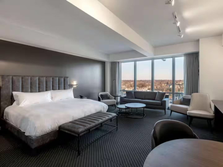 Iowa City Downtown Luxury Studio - Iowa City, IA