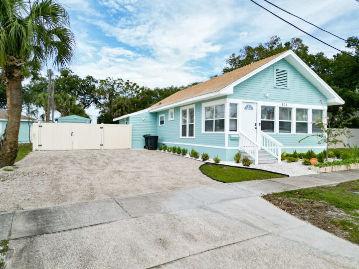 Spacious 4br Coastal Home Minutes From The Beach - Clearwater, FL
