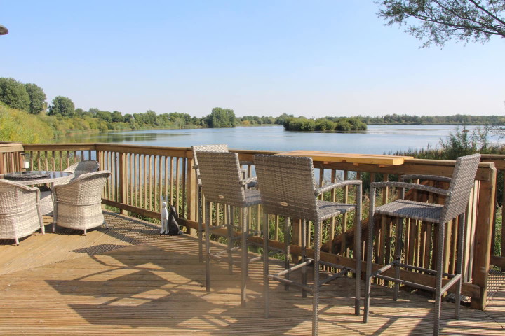 2 Bedroom Cottage With Fantastic Lake Views - Somerford Keynes