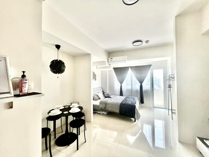 Makati City Studio W/ Balcony Free Private Parking - Makati