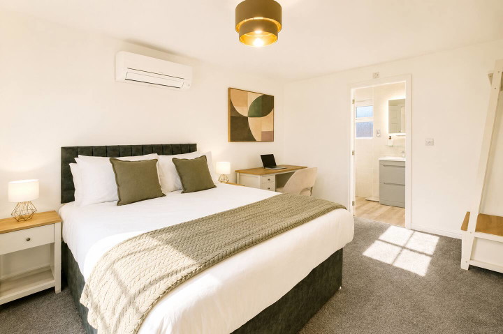 5 Bedroom House | Sleeps 11 | Games Room | Parking - Bedford
