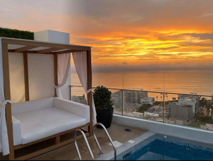 18th Floor - Partial Ocean View, Pool, Gym - Lima