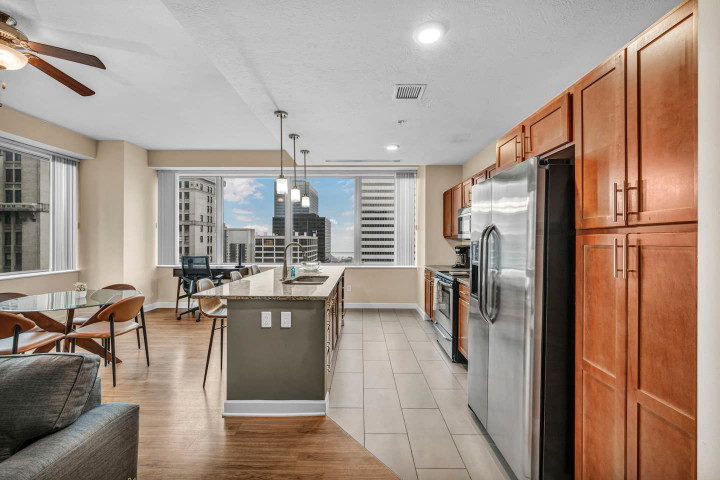 Luxury High-rise W/ City View | Paid Parking | Gym - Cleveland, OH