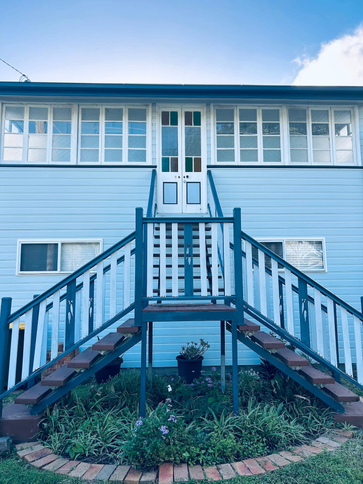 Beach Cottage Upstairs - Bundaberg Central