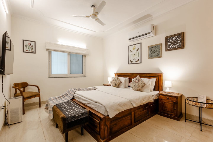 Eagle: Snug Room W/ Kingbed, 50 Tv | Saket - Delhi