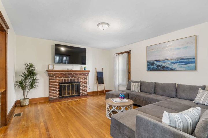 Convenient House W/parking, Near Yale & Uni - New Haven, CT