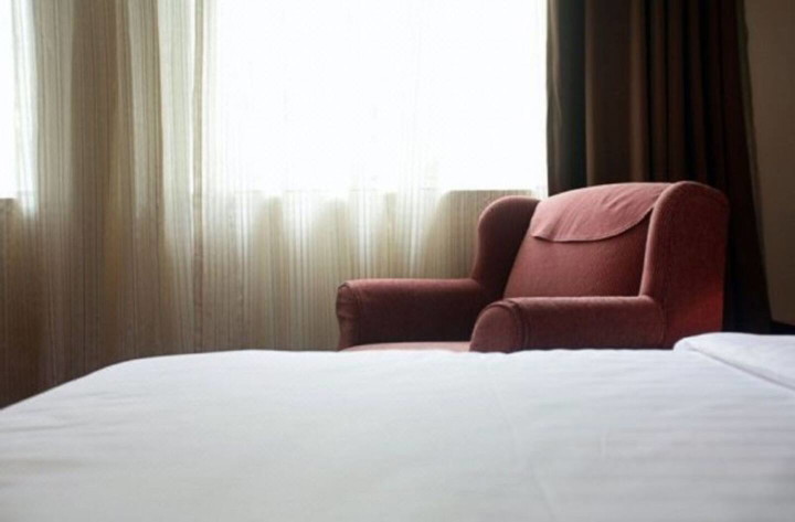 Comfortable Studio With A King-size Bed, Plush Armchair For Your Reading Pleasure, - Kota Kinabalu