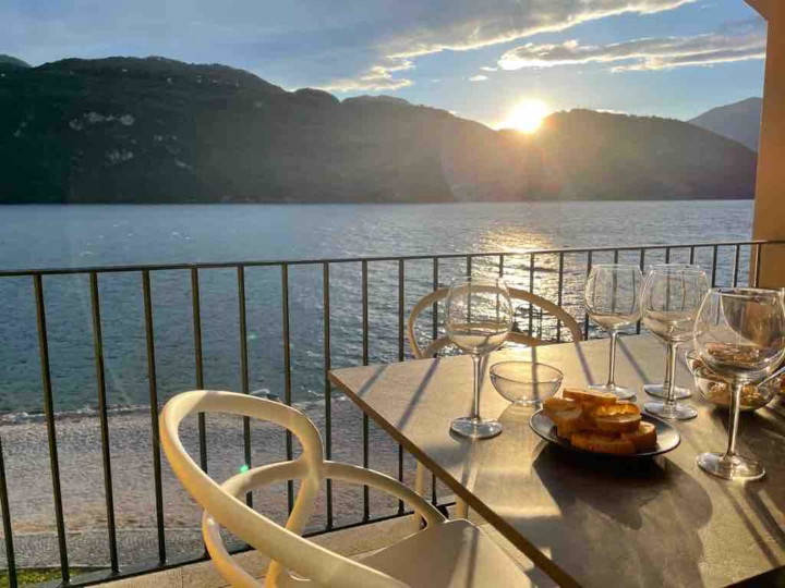 Newcastle On The Beach - Pool-parking Lake Como - Lake Como
